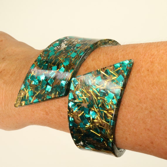 Lucite Confetti Bracelet 1950s Hinged Bangle Bypass C… - Gem