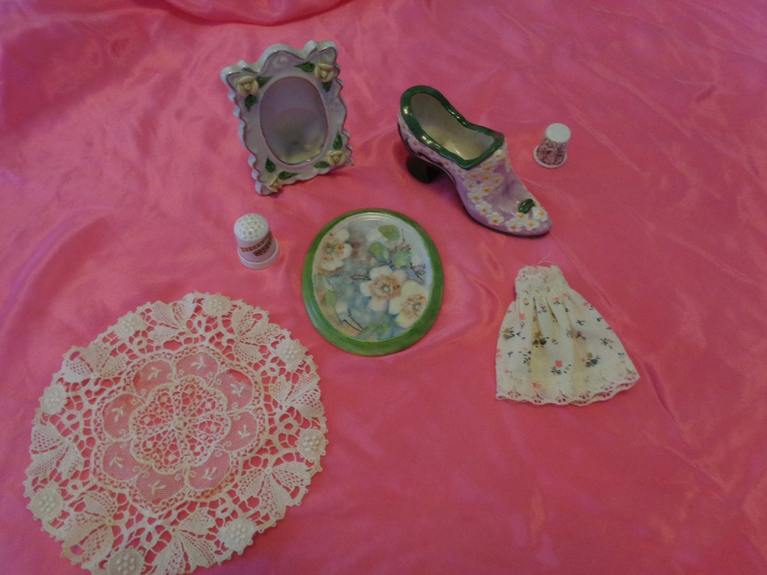 Vintage EDWARDIAN STYLES Plague Lace Frame Shoe Thimbles Doll Stuff Etc ...