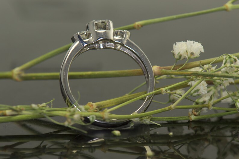 Laura Diamond Engagement Ring in White Gold Round Brilliant - Etsy