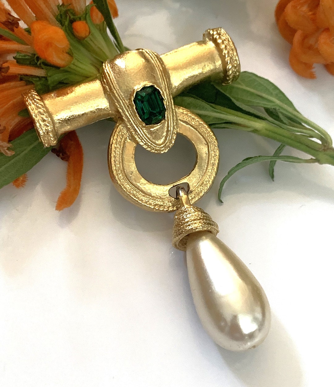 Les Bernard Satin Gold Plated Roped Edge Brooch Set With Green Emerald ...
