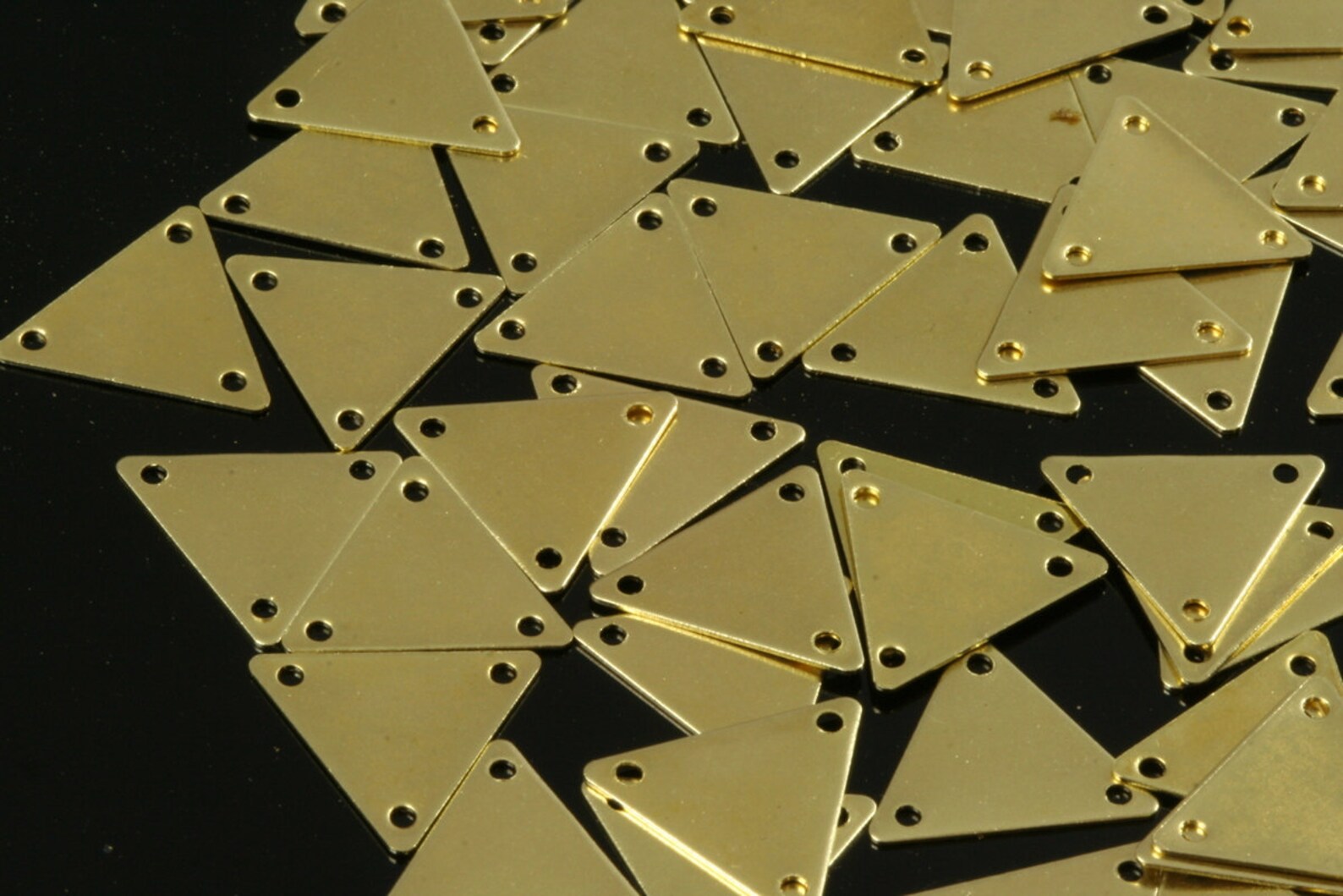 Dijes de etiqueta triangular de latón crudo de 12 x 14 mm con 3 ...