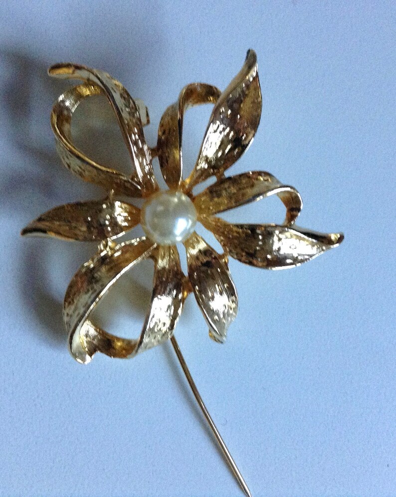 Vintage Classy Flower With Pearl and Gold Tone Pin Brooch - Etsy