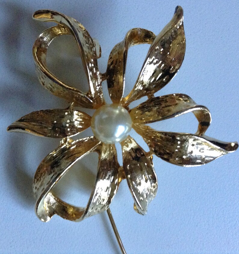 Vintage Classy Flower With Pearl and Gold Tone Pin Brooch - Etsy