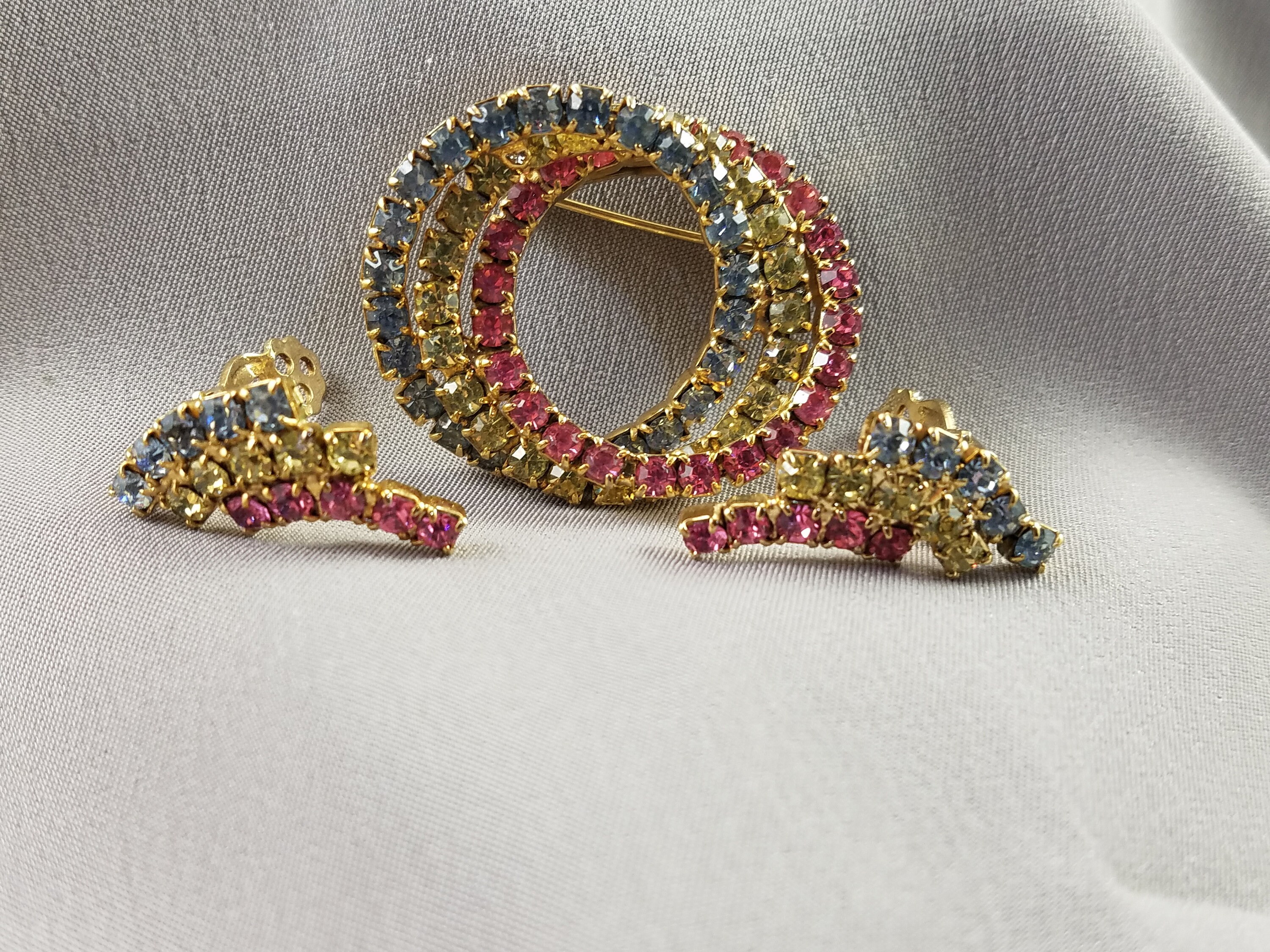 Pin and Earrings//three Intersecting Rings// Blue Clear Pink - Etsy