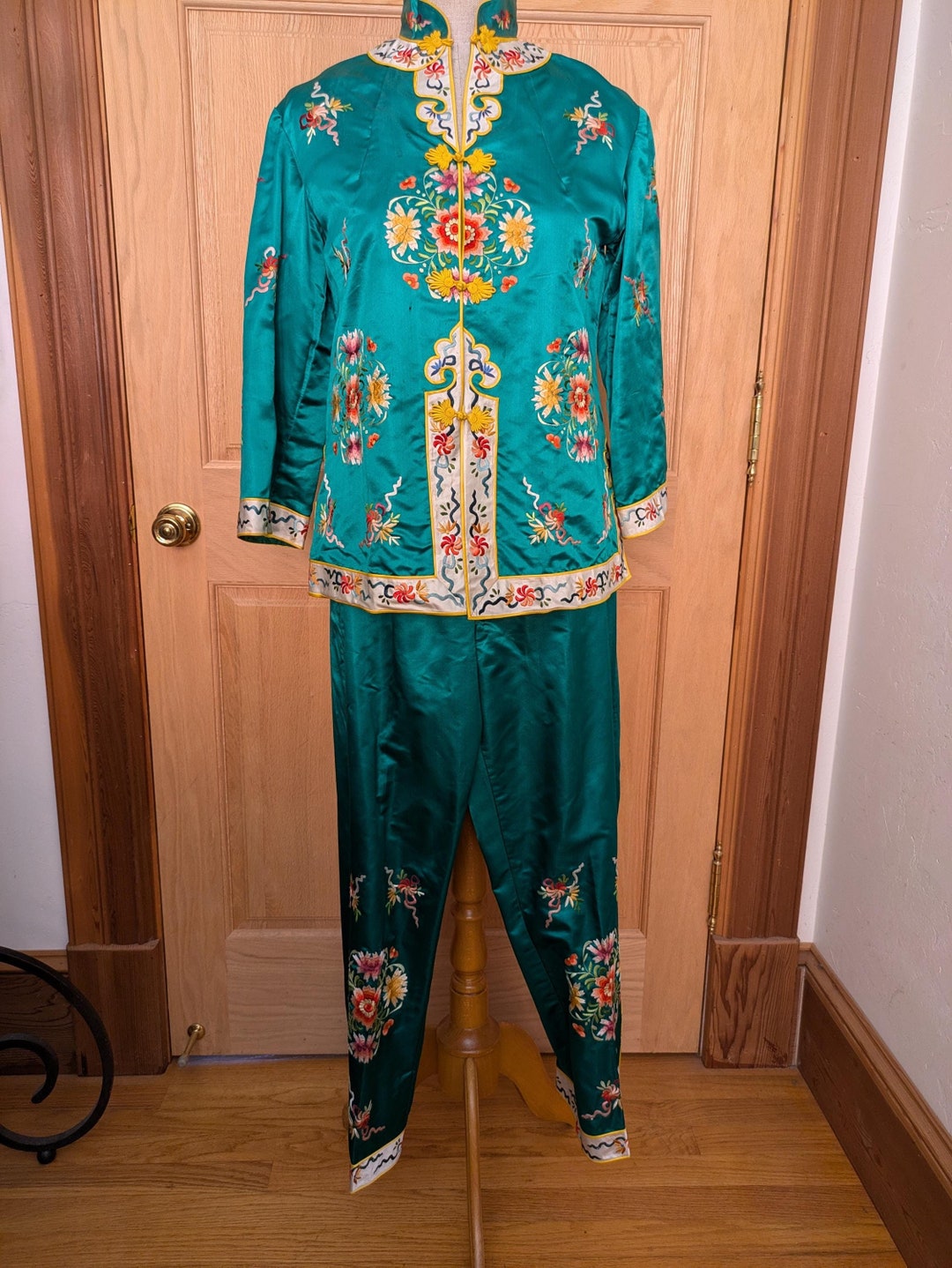 70s Silk Embroidered Chinese Pajamas Golden BEE - Etsy