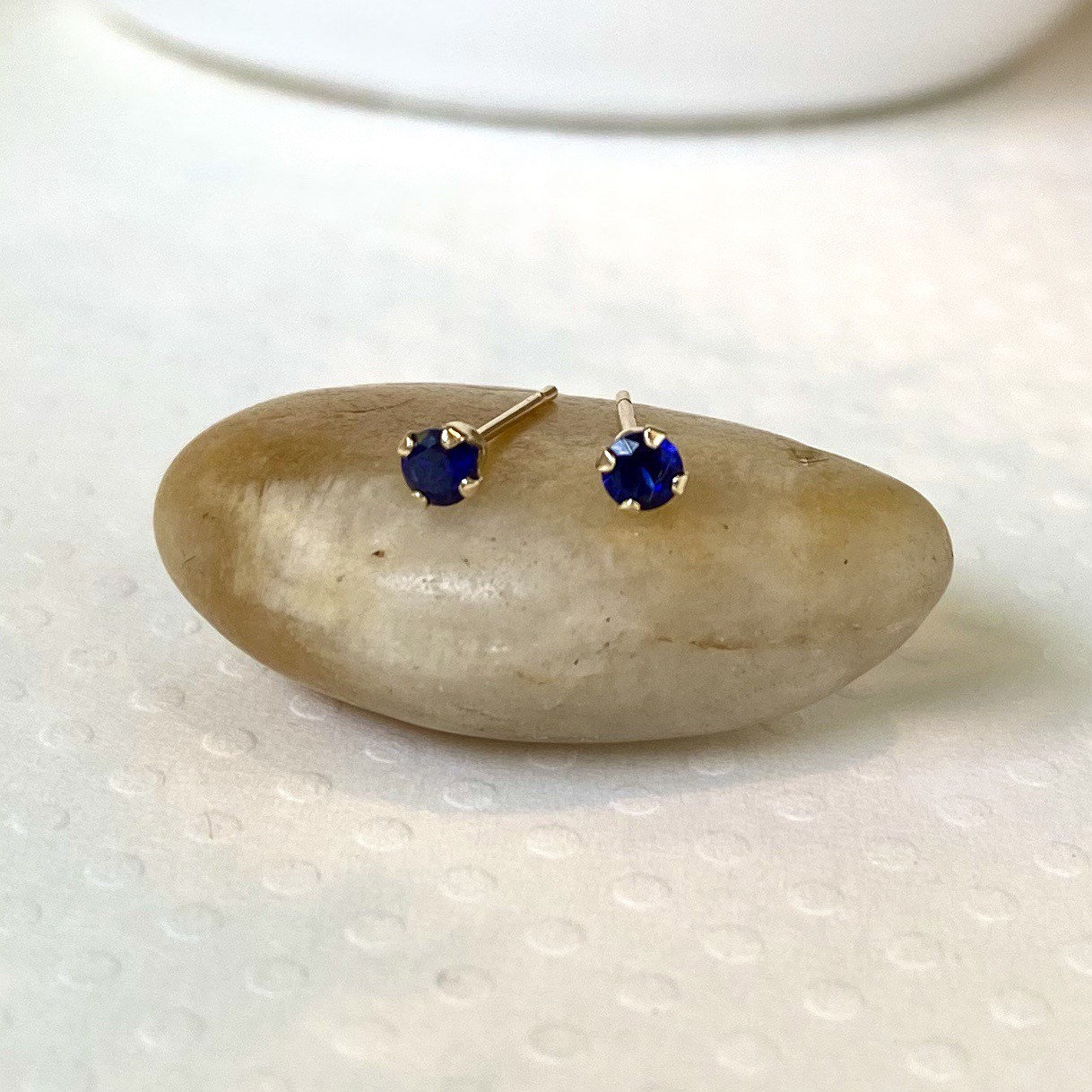 Tiny Sapphire Studs 3mm Blue Sapphire Post Earrings in Solid - Etsy 日本