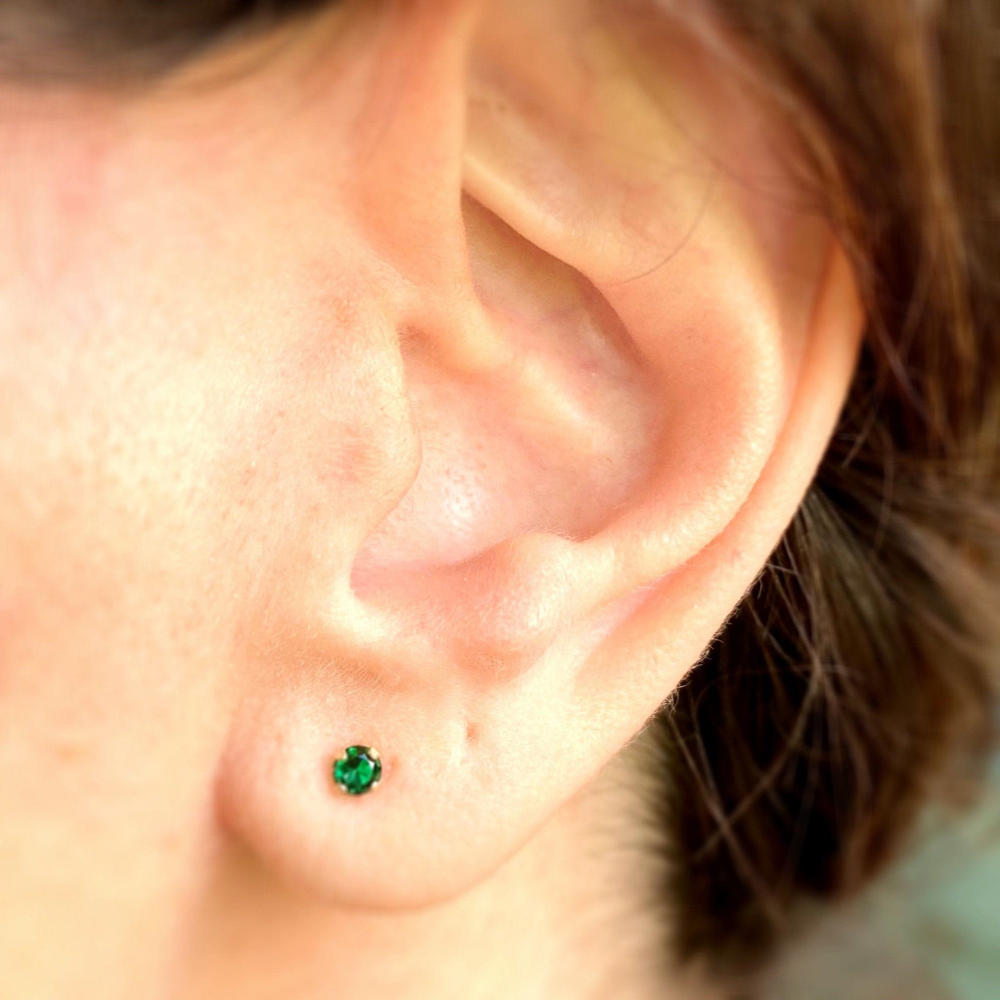 3mm emerald stud earrings store