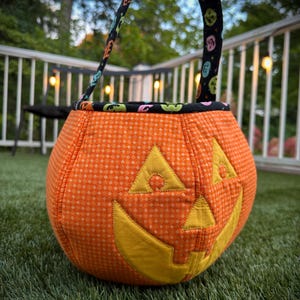 Halloween Jacko'lantern Tote Bag Sewing Pattern | DIY Quilted Candy Bag ...