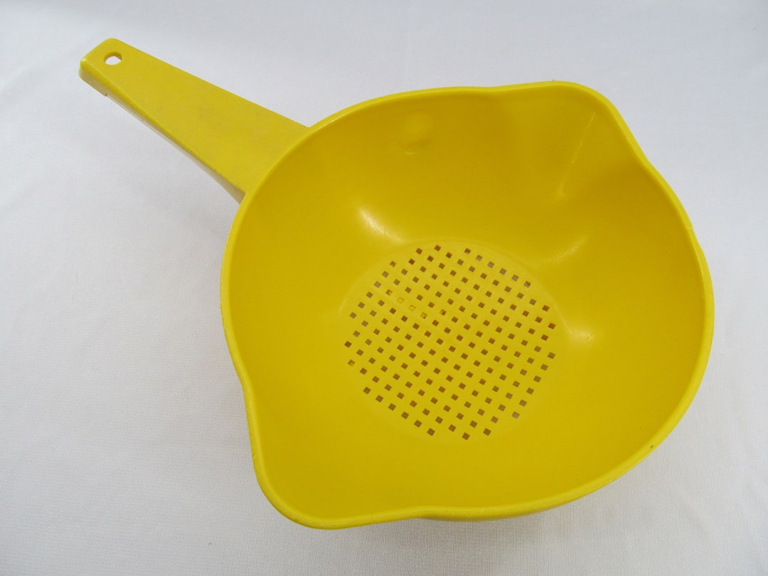 Vintage / Retro Harvest Yellow Gold One (1) Quart Pasta Strainer ...