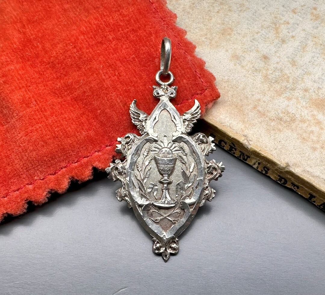 Vintage Religious Medallion, First Communion Pendant - Etsy