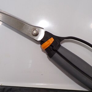 Fiskars Scissors, Softouch Pinking Shears With Safety Locks & Ergonomic ...