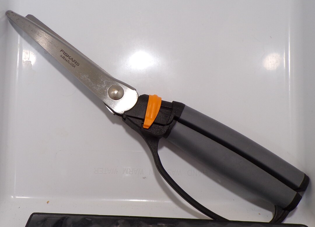 Fiskars Scissors, Softouch Pinking Shears With Safety Locks & Ergonomic ...