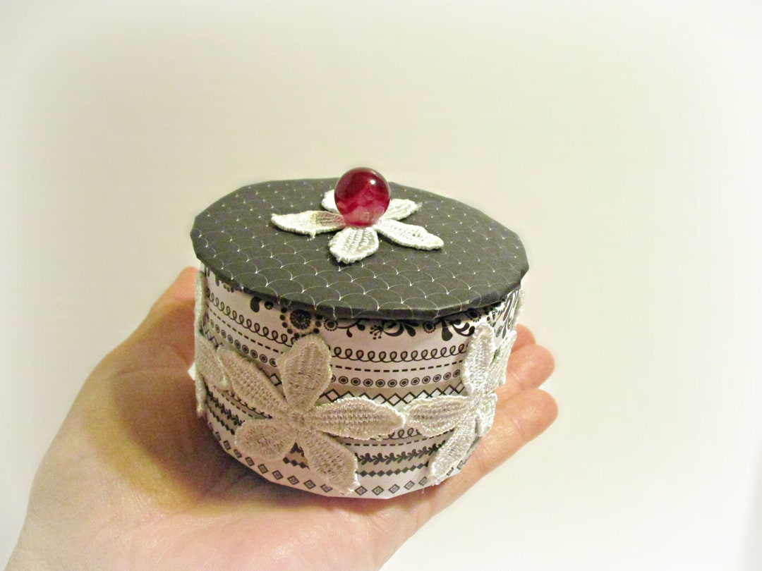 Pretty Jewelry Box With White Lace Flowers and Pink Agate Knob ...