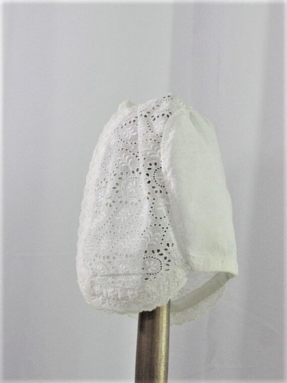 Traditional Dutch day cap of eyelet lace. Display mod… - Gem