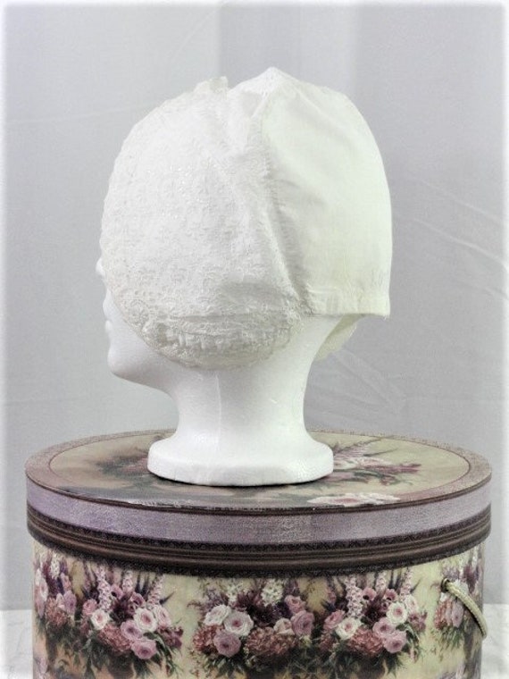 Traditional Dutch day cap of eyelet lace. Display mod… - Gem