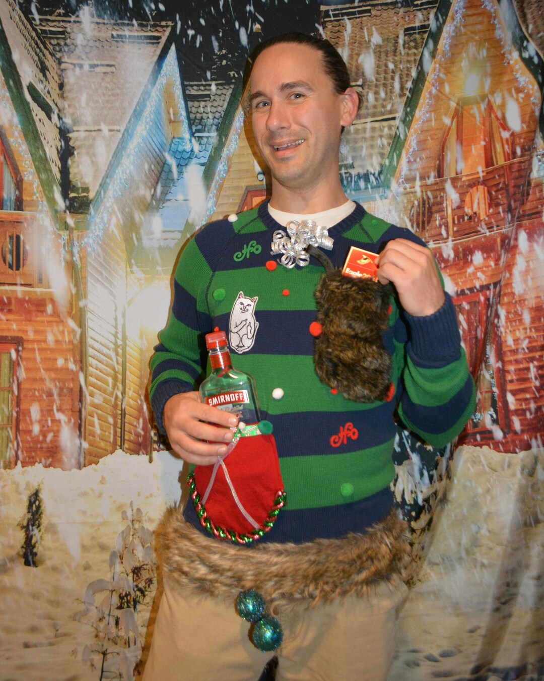 Suéter navideño grande y feo, alcohol, cigarrillos y pieles hombres ...