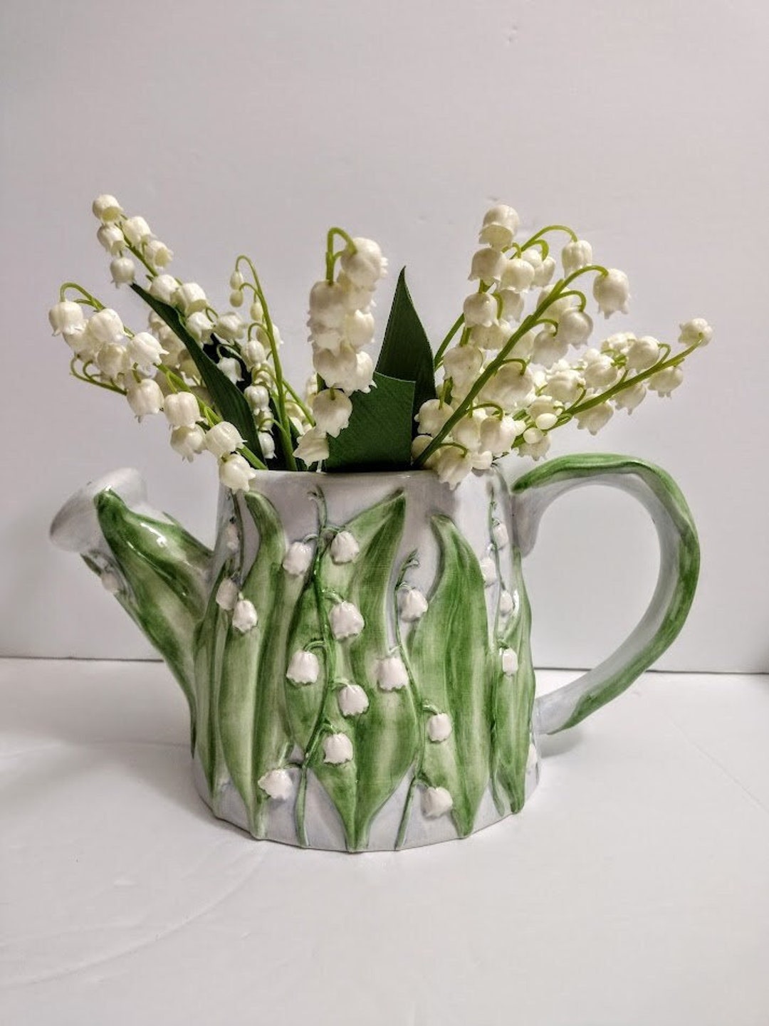 INSPIRADO Seattle Stonelite Embossed Ceramic VALLEY LILLIES Watering ...