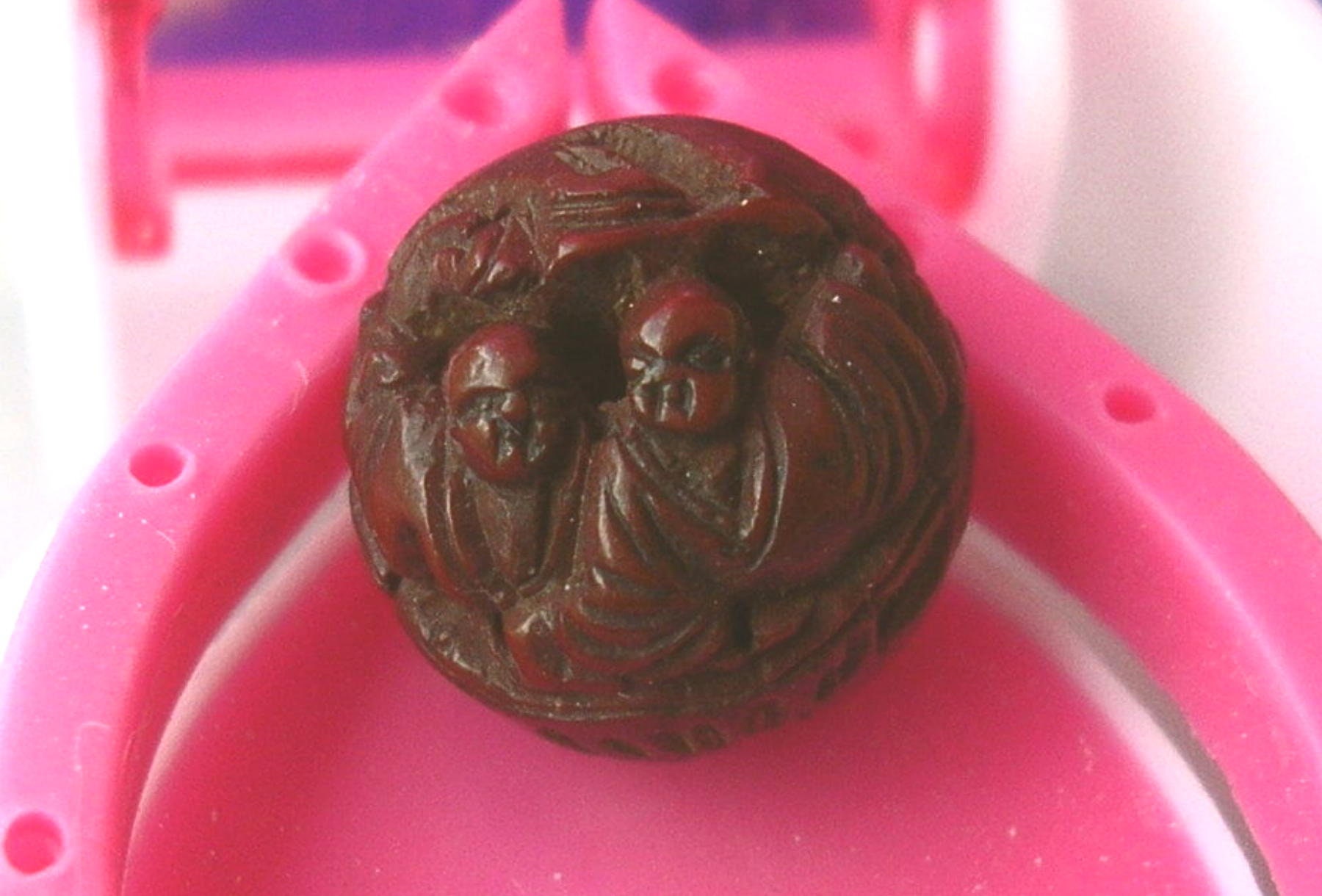 12 Chinese 19th Century Hand Carved Hediao Nut Beads Miniature Figures ...