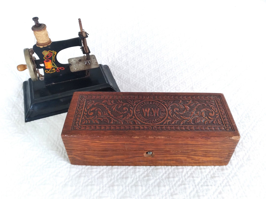 Wheeler and Wilson Wooden Sewing Machine Box With Goodies Vintage Old ...