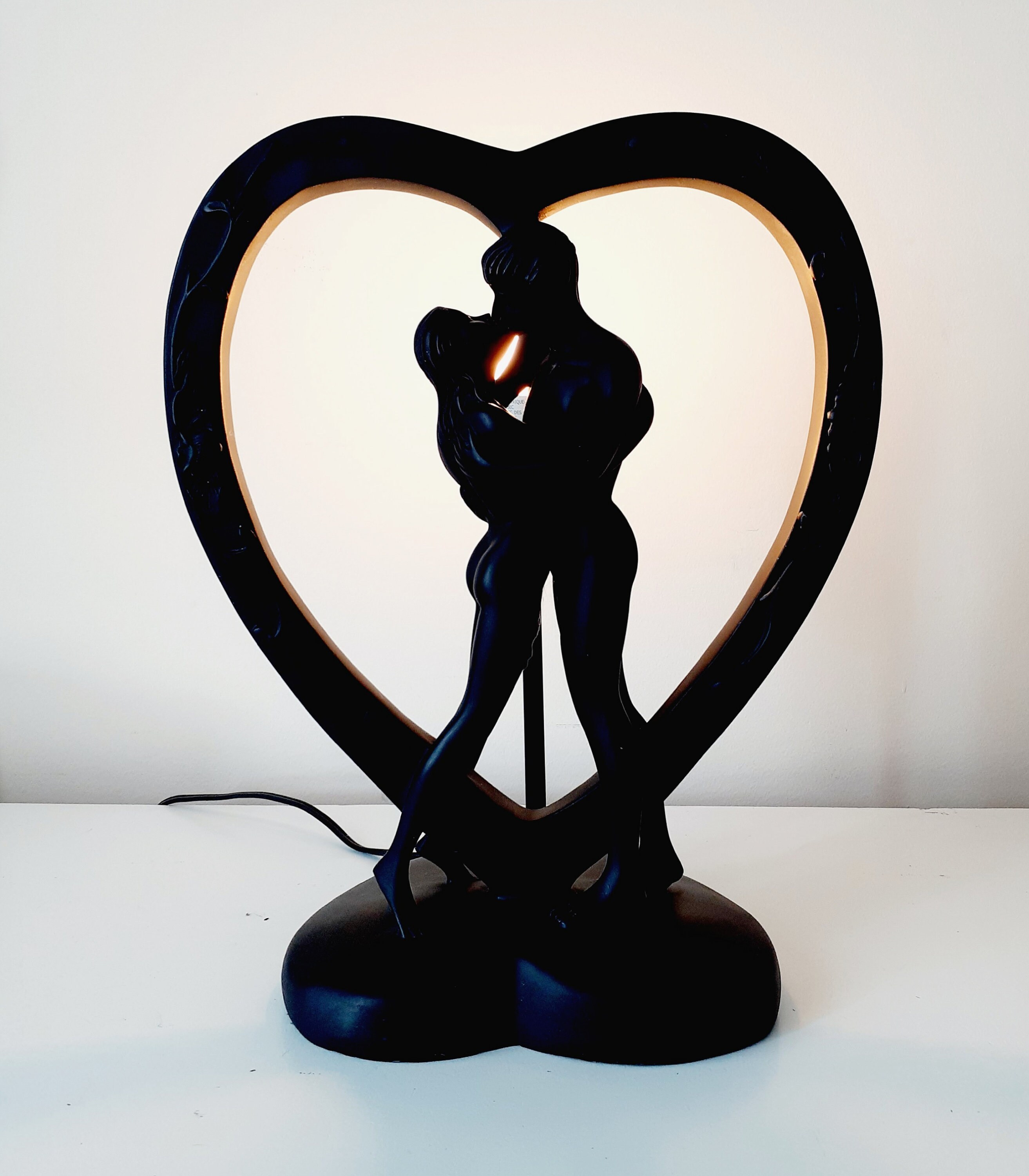 Vintage Art Deco Style Black Resin Heart Kissing Couple Vintage Art Deco Style Black Resin Heart Kissing Couple