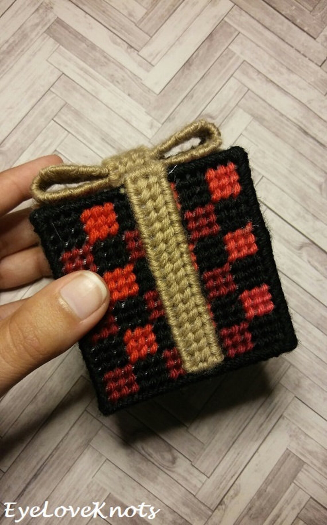 PLASTIC CANVAS PATTERN - Plaid Gift Box Ornament, Diy Plaid Ornament ...
