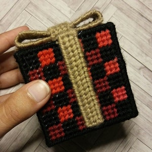 PLASTIC CANVAS PATTERN - Plaid Gift Box Ornament, Diy Plaid Ornament ...