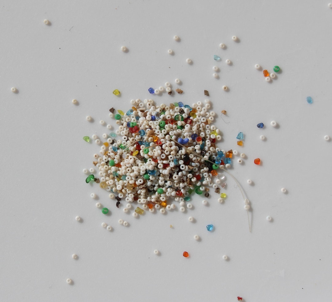 Micro Mix Size 16/0 to 20/0 Opaque White, Green, Black, and Chip Mix. 3 ...