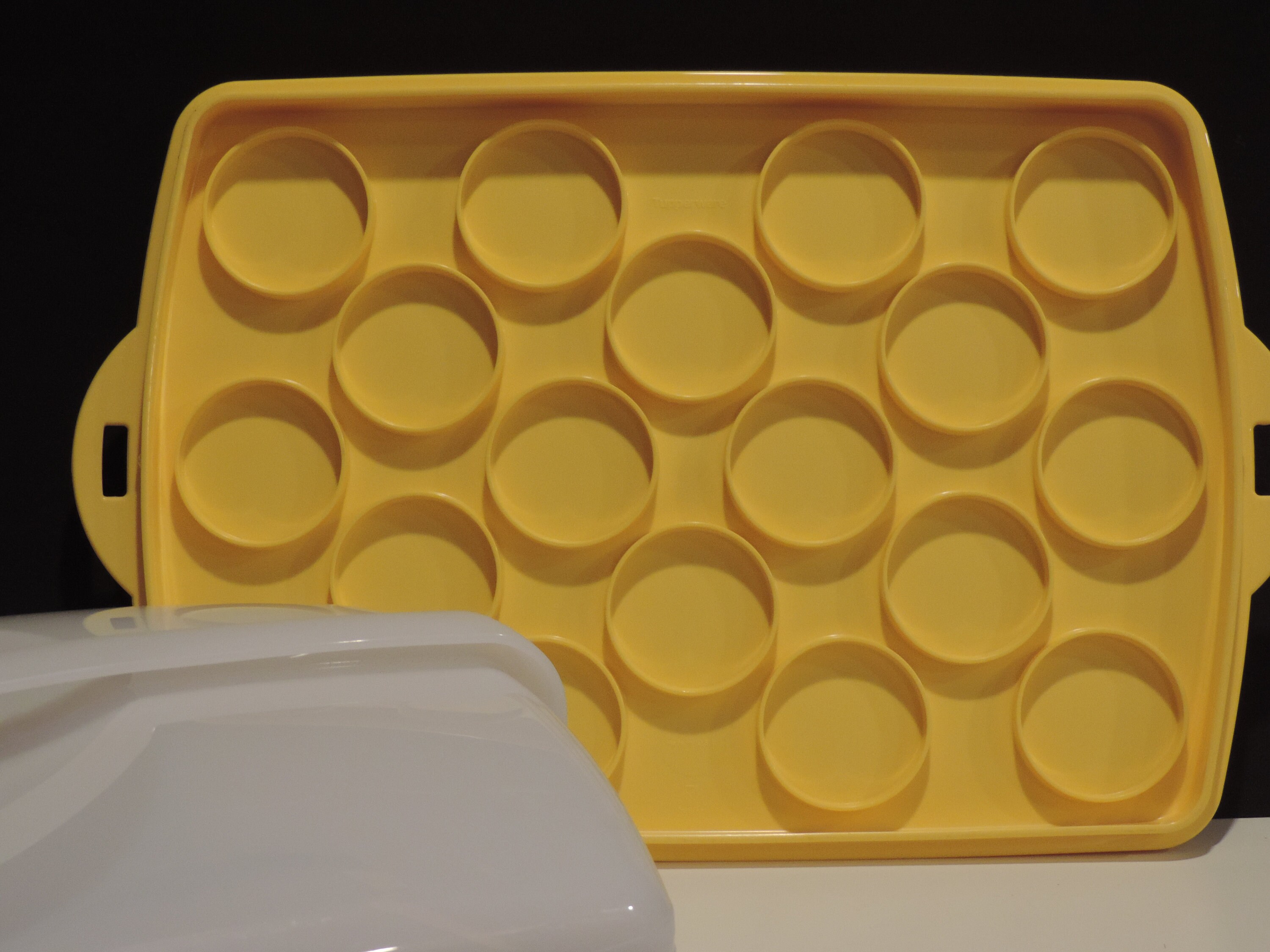1999 Deadstock Tupperware Cake/cupcake Taker Yellow Take Along Serving ...