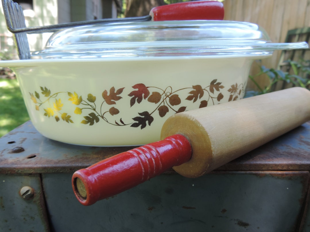 Vintage Pyrex Mid Century 2 1/2qt. Pyrex Golden Acorn Oval Covered ...