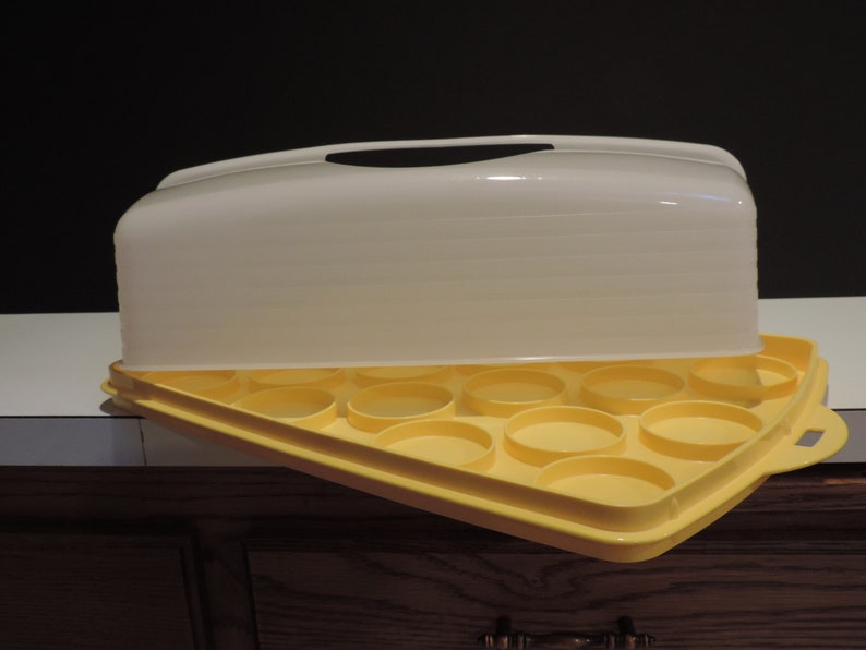 1999 Deadstock Tupperware Cake/cupcake Taker Yellow Take Along Serving ...