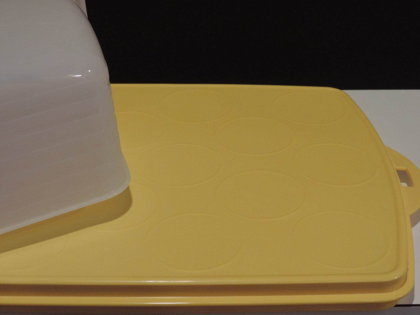 1999 Deadstock Tupperware Cake/cupcake Taker Yellow Take Along Serving ...