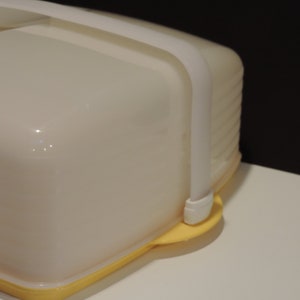 1999 Deadstock Tupperware Cake/cupcake Taker Yellow Take Along Serving ...