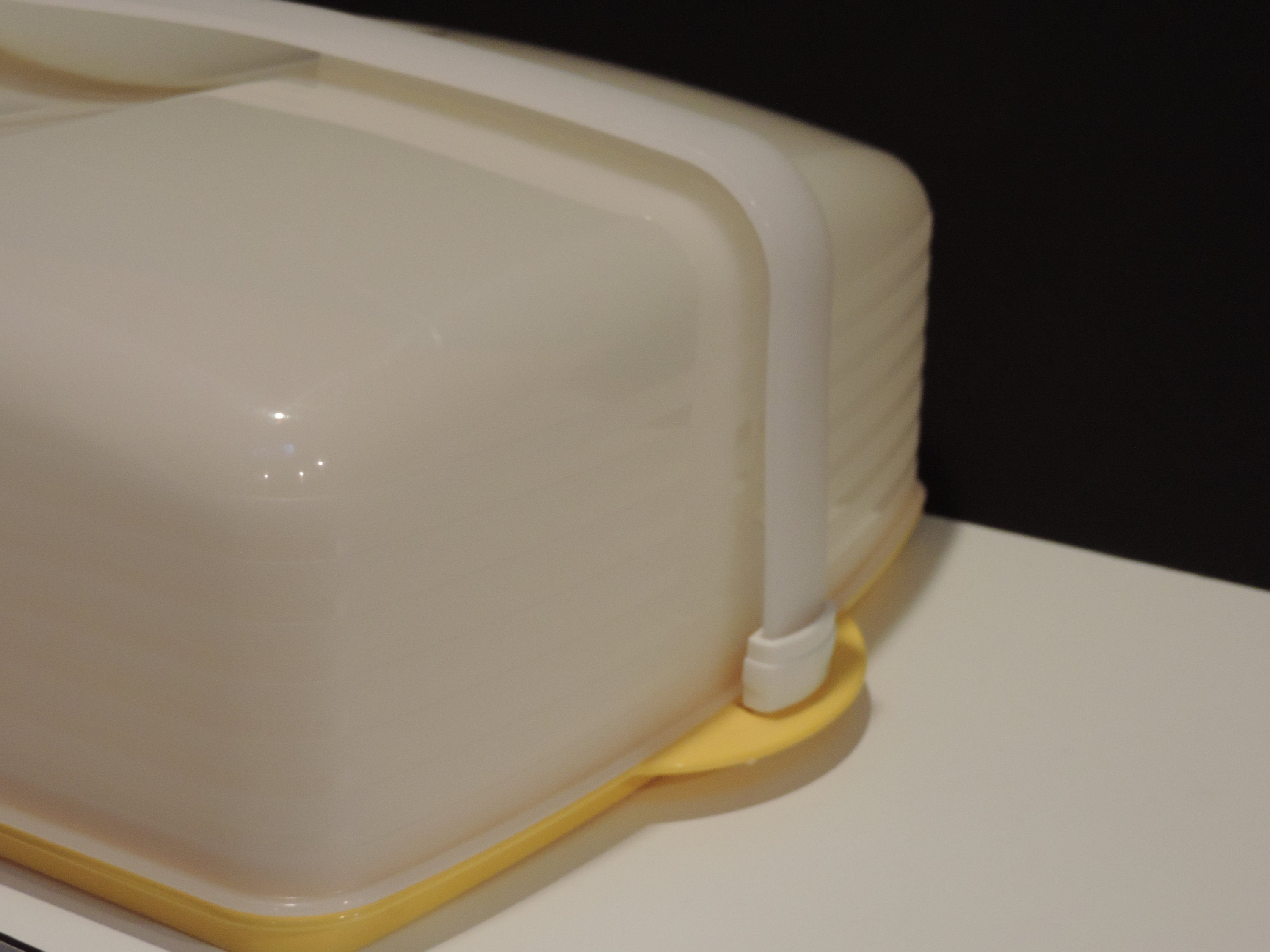 1999 Deadstock Tupperware Cake/cupcake Taker Yellow Take Along Serving ...