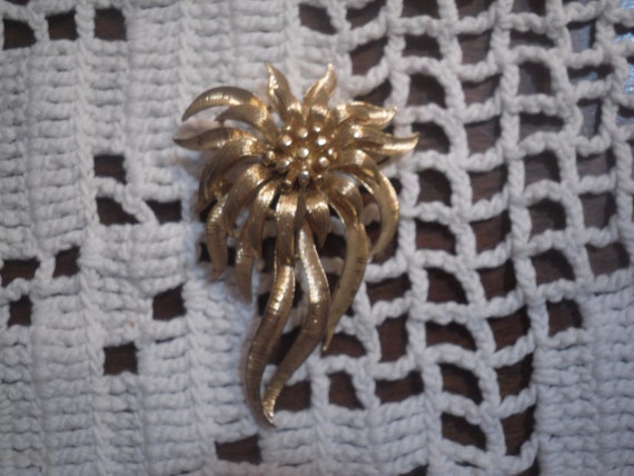 Monet Pin Gem