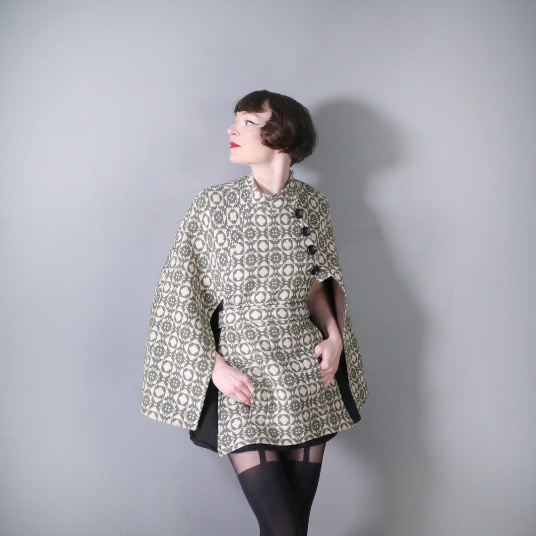70s celtique WELSH Pure Wool Cape in Cream and Green TAPESTRY Pattern ...