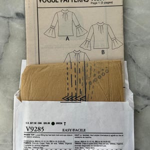 2017 Vogue V9285 Sewing Pattern - Misses’ Bell Sleeve Blouse (sizes 6 ...