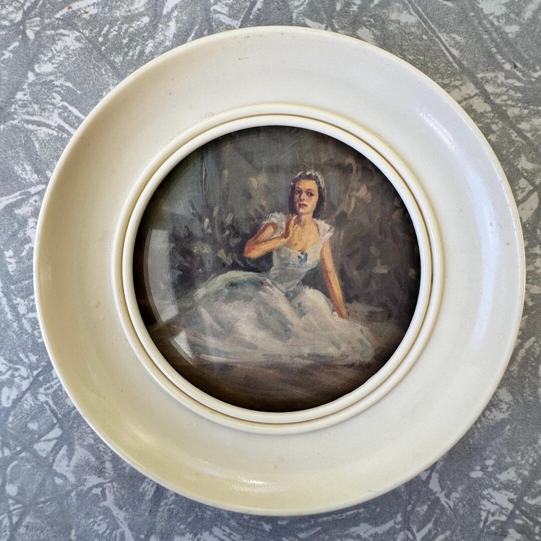 Vintage 1950s Ballet Dancer Portrait – Round White Frame – 13.5 Cm (5.3 ...