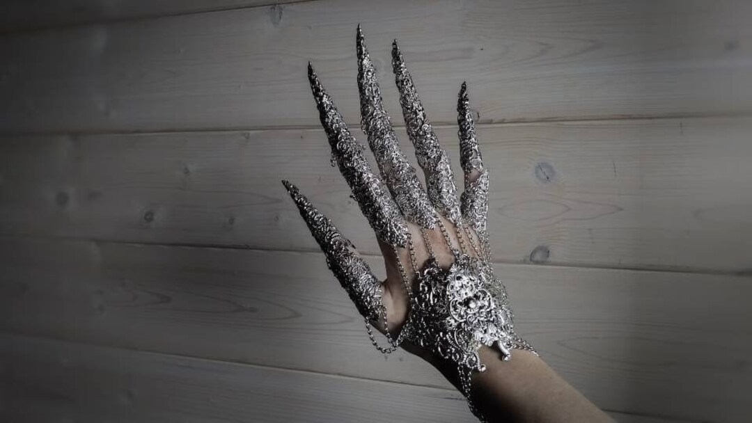 Full Hand Armor With Long Claws "lofn" Hand Jewelry Horror, Goth Girl ...