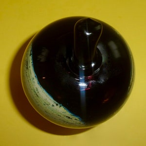 WILLIAMS APPLE PAPERWEIGHT Black Glass Yellow Blue Design Vintage 1979 ...