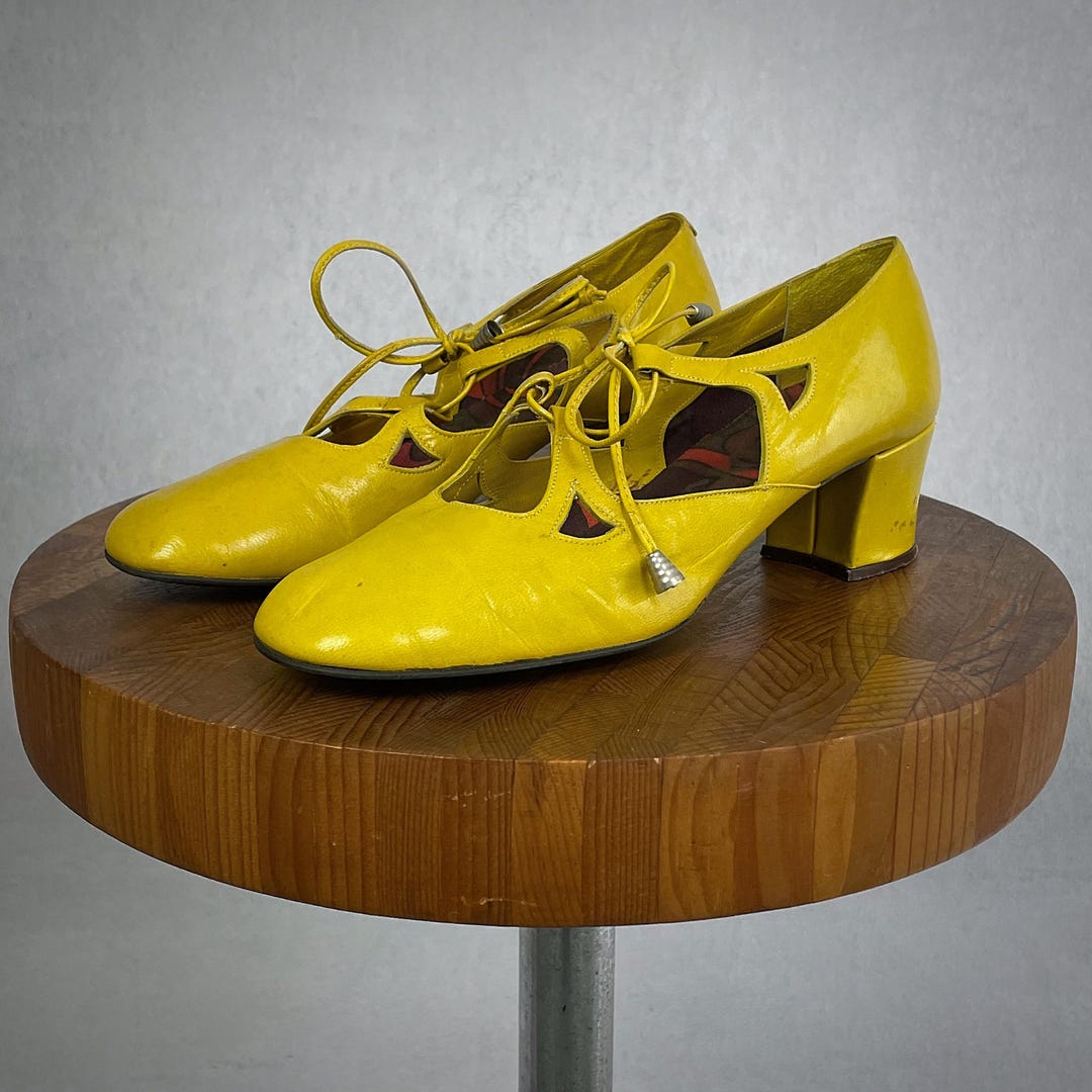 Vintage 1960s Mod Keyhole Leather Pumps - Size 7.5N - Made in Spain by ...