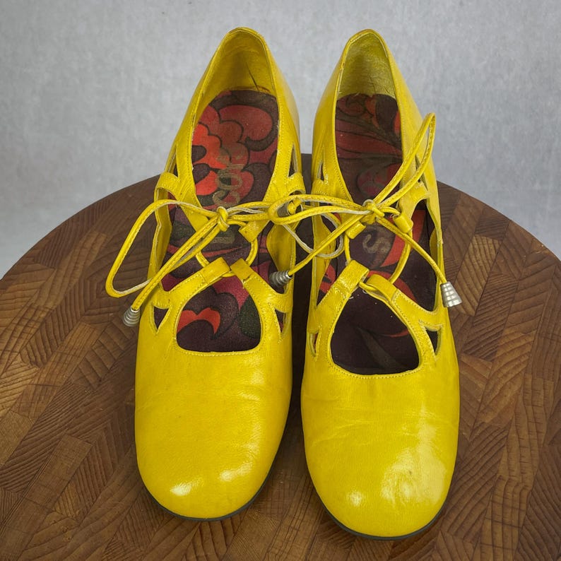 Vintage 1960s Mod Keyhole Leather Pumps - Size 7.5N - Made in Spain by ...