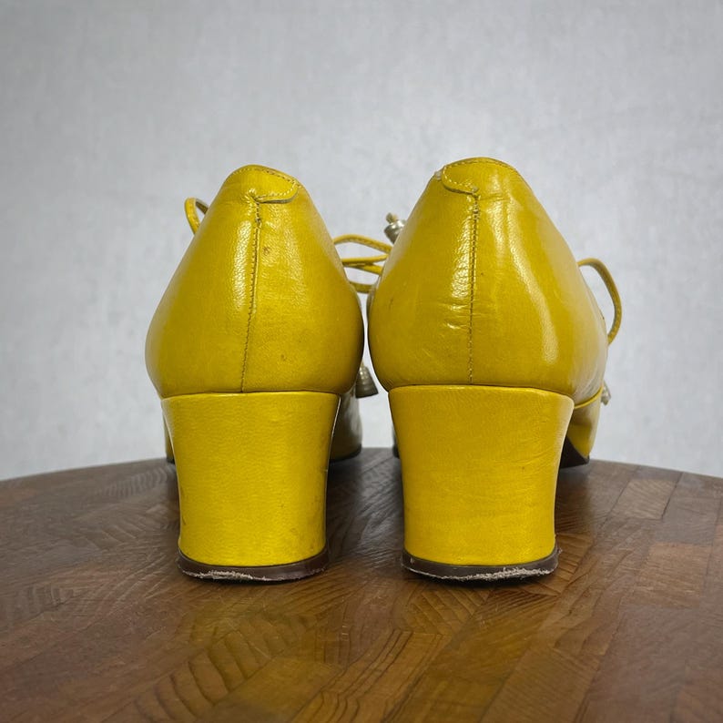 Vintage 1960s Mod Keyhole Leather Pumps - Size 7.5N - Made in Spain by ...