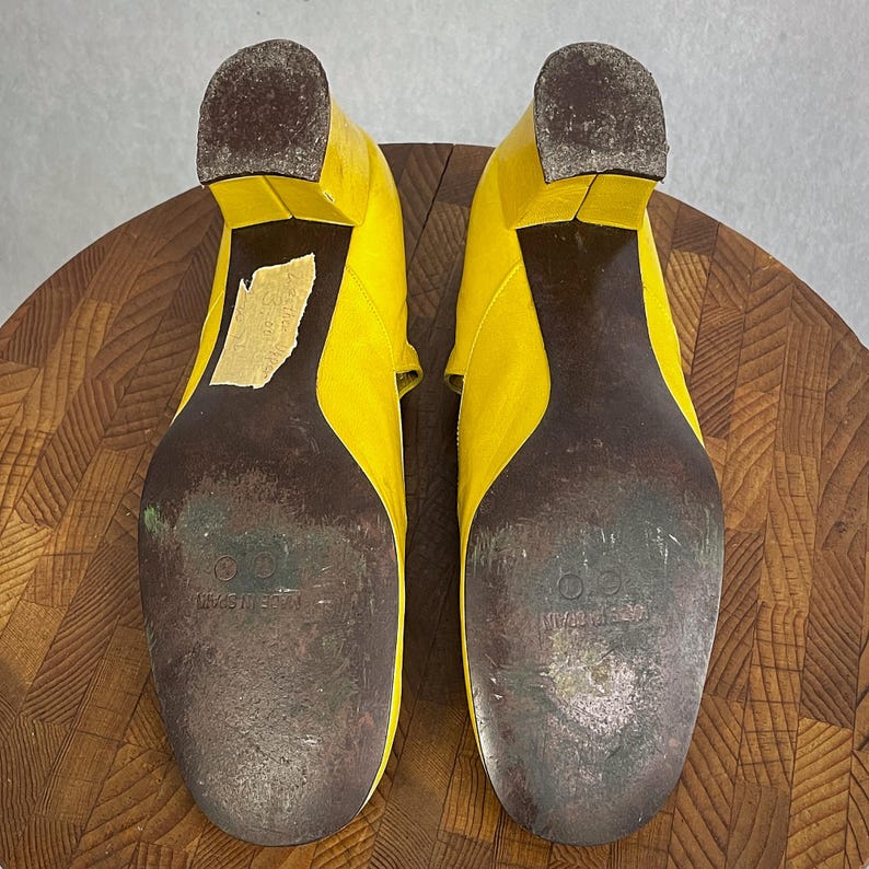 Vintage 1960s Mod Keyhole Leather Pumps - Size 7.5N - Made in Spain by ...