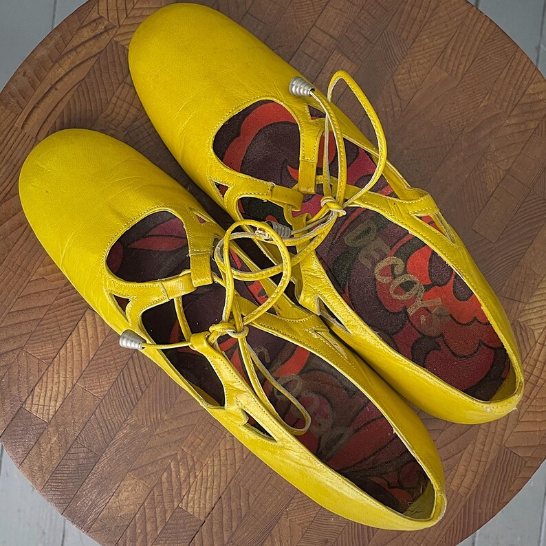 Vintage 1960s Mod Keyhole Leather Pumps - Size 7.5N - Made in Spain by ...