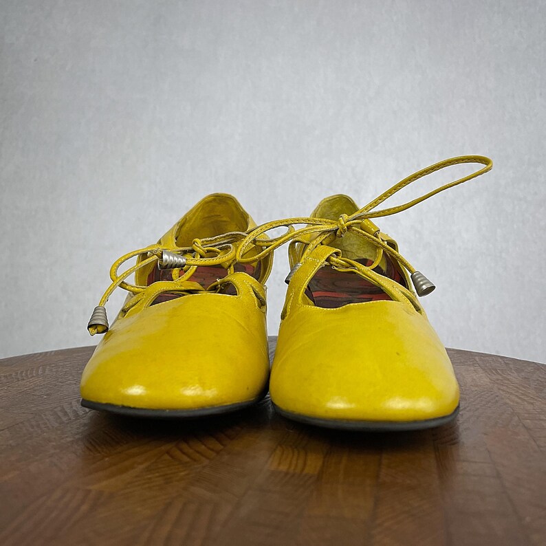 Vintage 1960s Mod Keyhole Leather Pumps - Size 7.5N - Made in Spain by ...