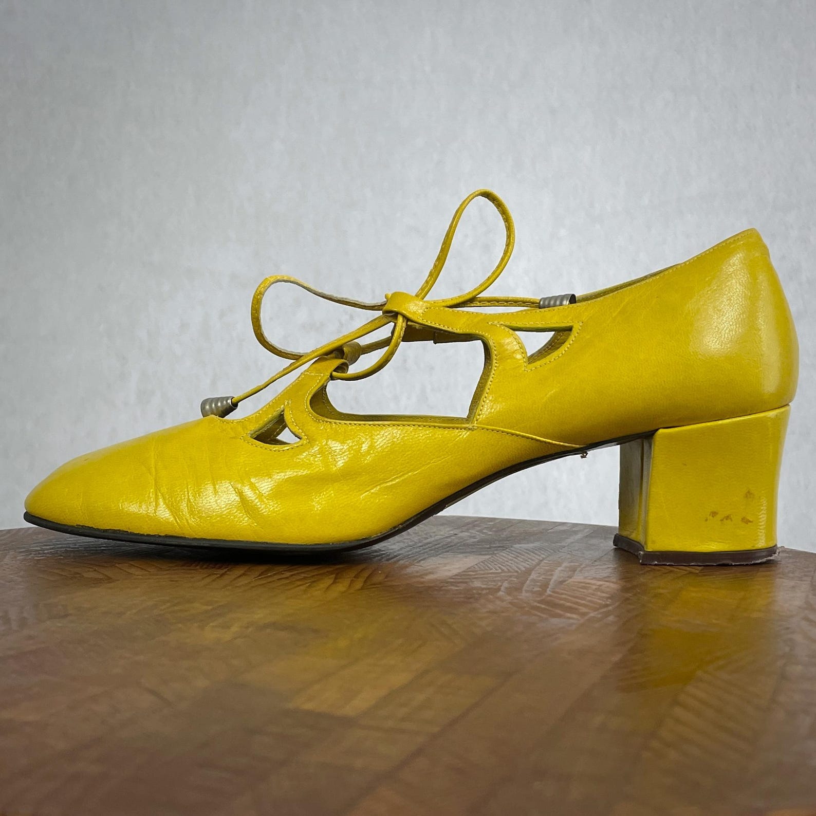 Vintage 1960s Mod Keyhole Leather Pumps - Size 7.5N - Made in Spain by ...