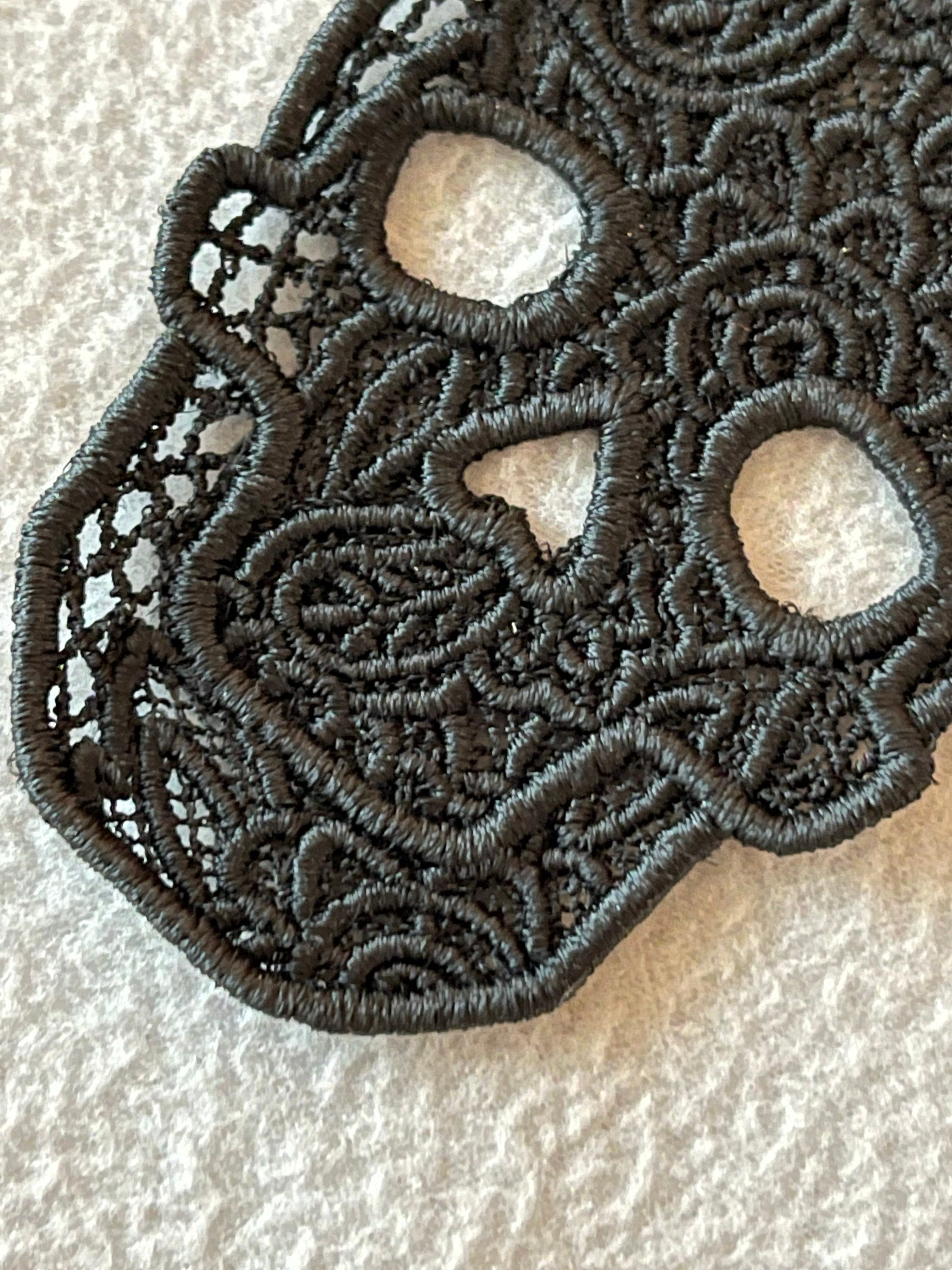 Skull embroidered sewing machine spool pin doily - Etsy.de