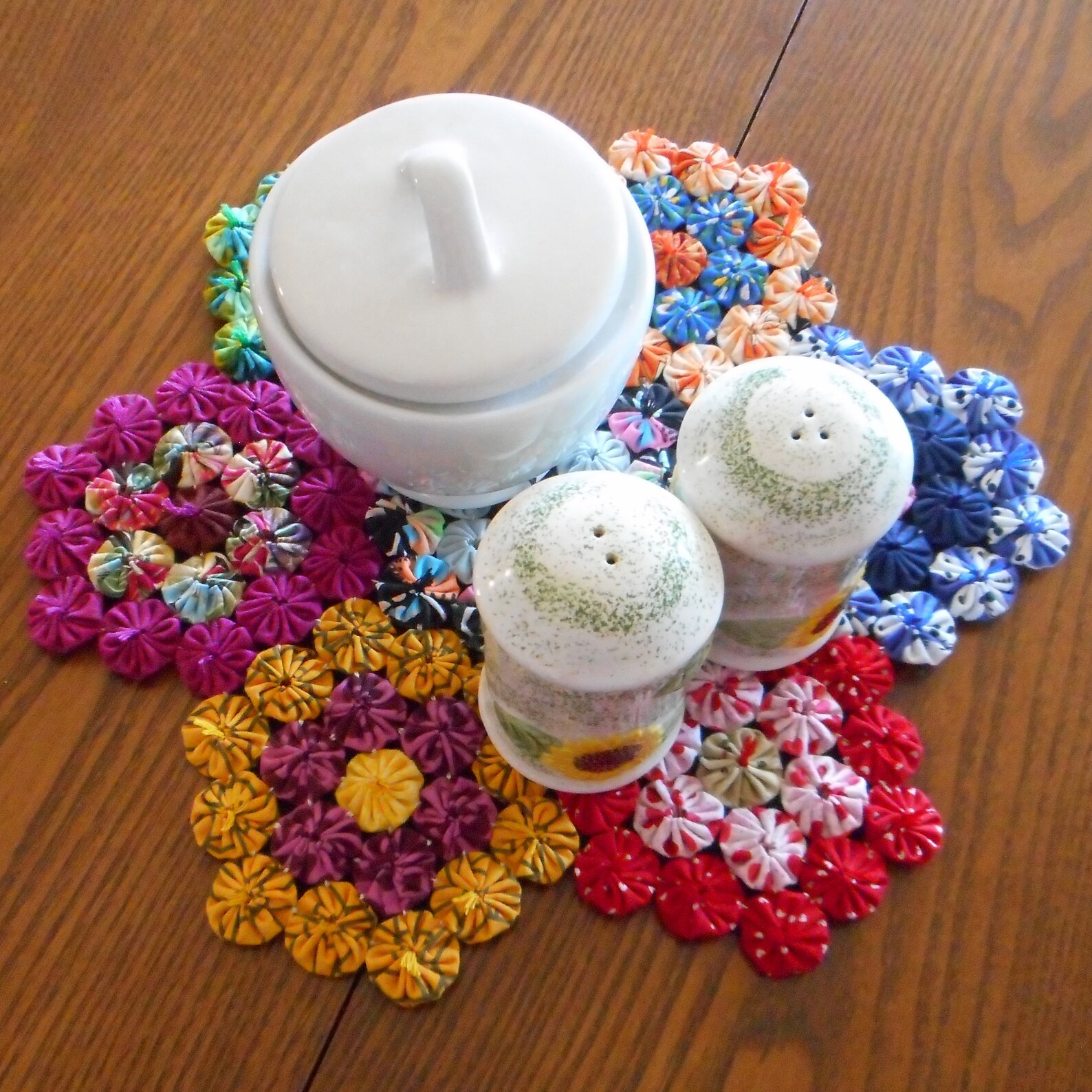 Small Yoyo Multi Color Trivet - Etsy