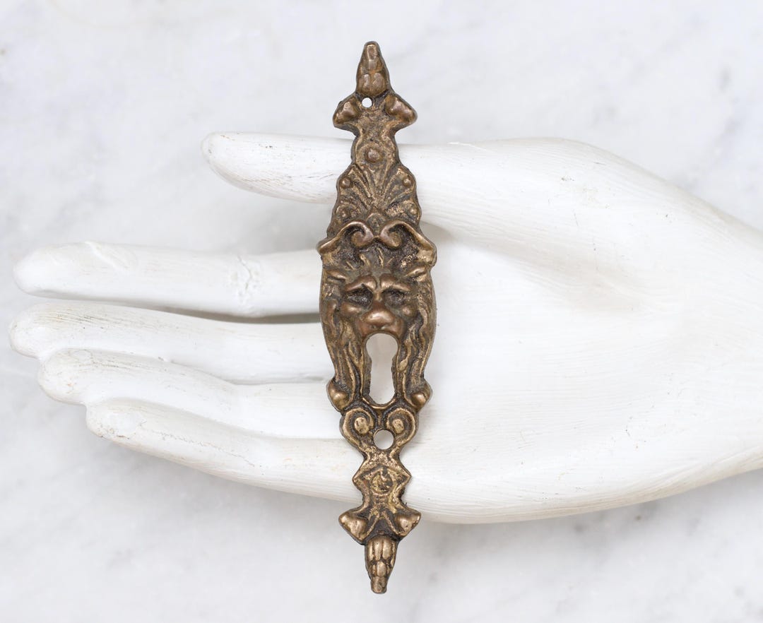 Escudo de fechadura com cabeça de leão de latão antigo - enfeite de ...