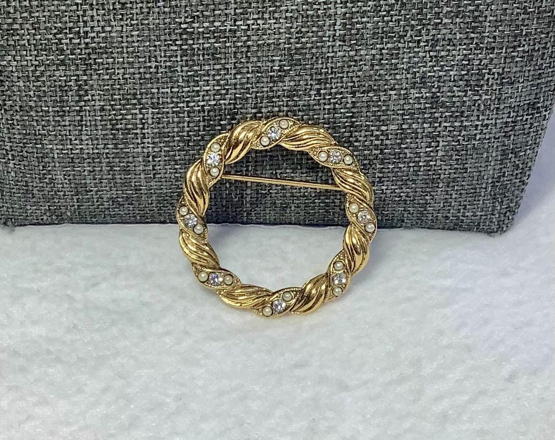 Vintage Faux Pearl Rhinestone Wreath Pin Brooch Jewelry Gold Tone ...
